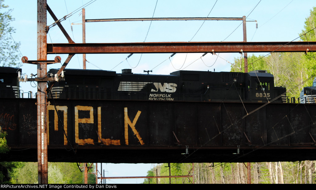 NS C40-9 8835 trails on 17G